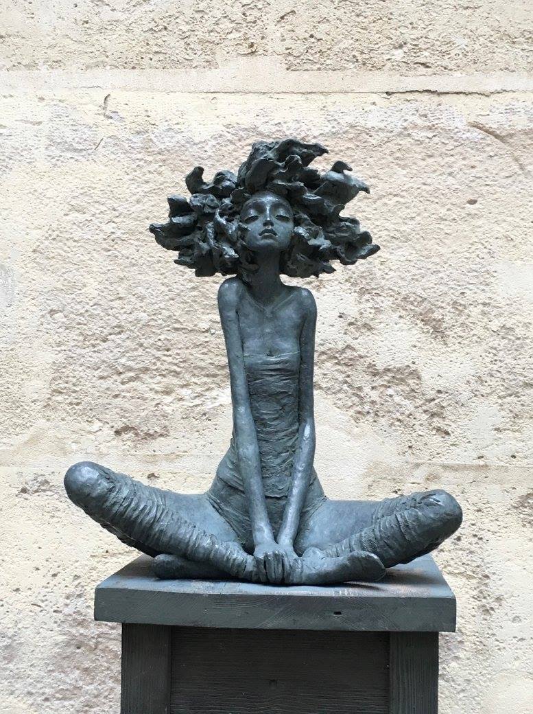 Les “petites bonnes femmes” de Valérie HADIDA, sculpteure et peintre ...